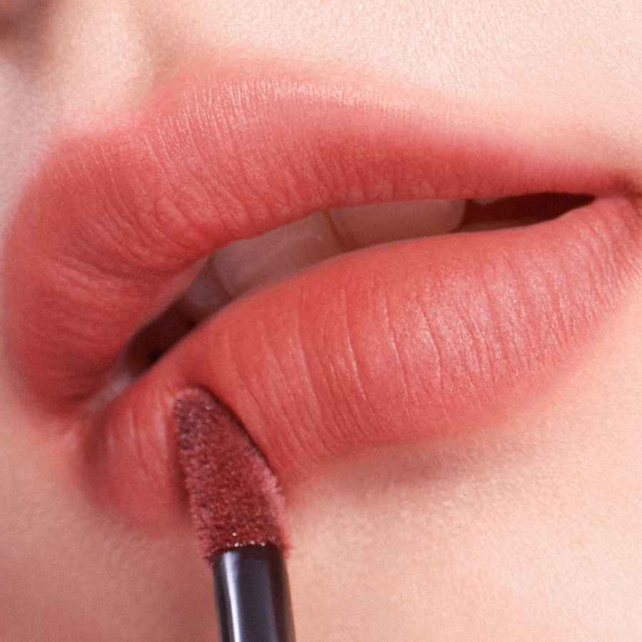 The Velvet Kiss Trend: How to Achieve a Soft, Supple Lip Look – Perfect ...